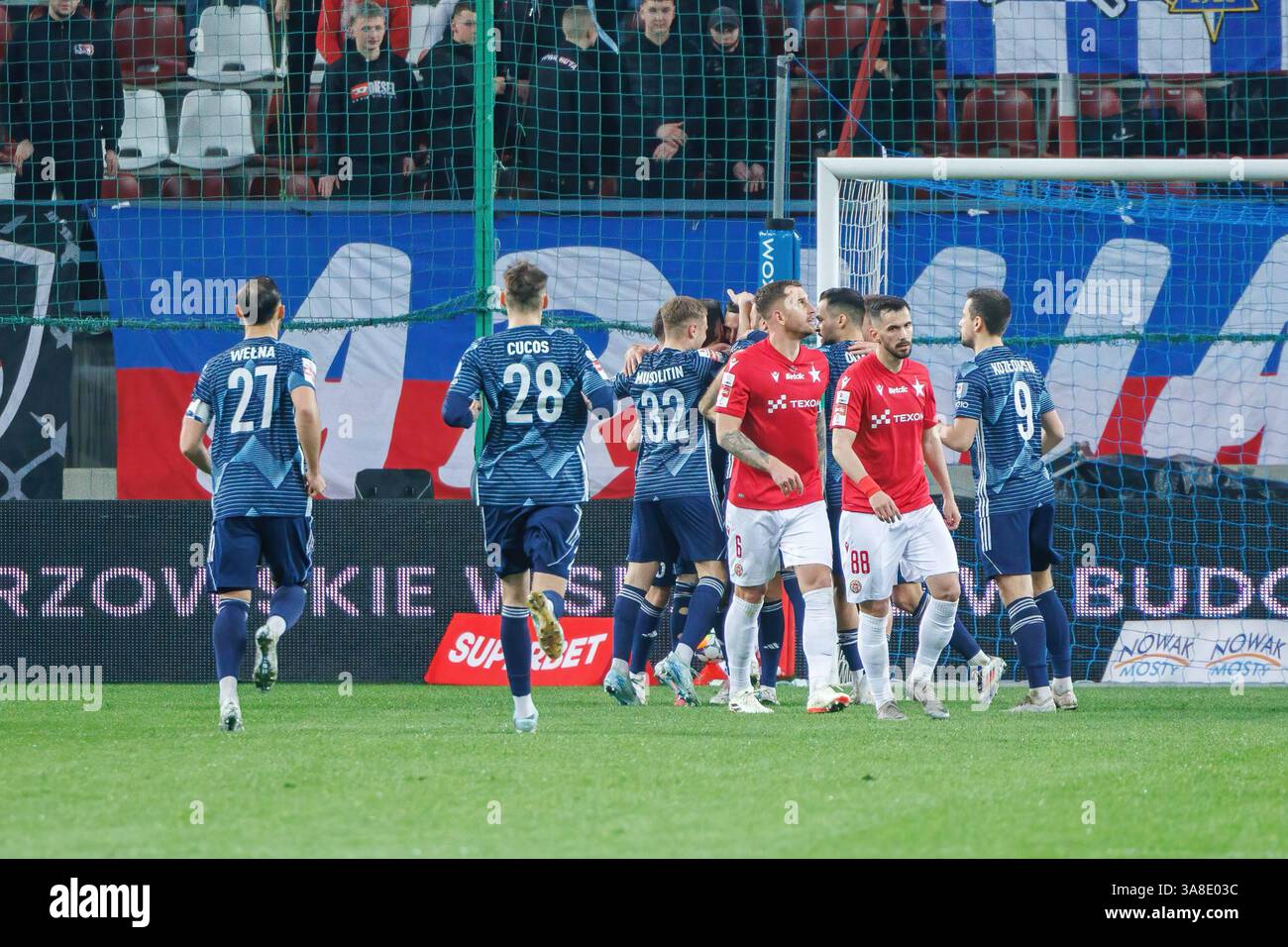 Kotwica ko?obrzeg hi-res stock photography and images - Alamy