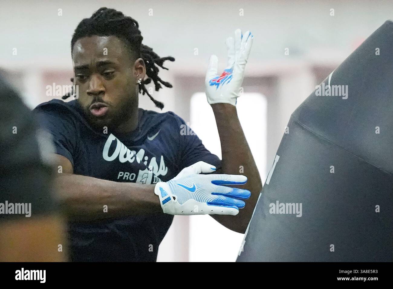 Mississippi defensive end Princely Umanmielen confronts a blocking ...