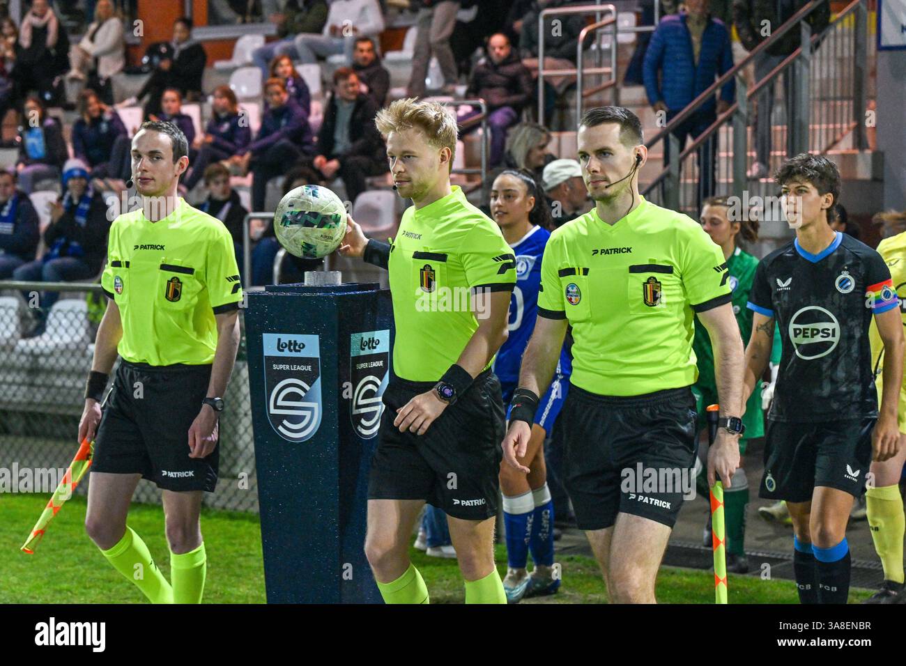 Gent, Belgium. 28th Mar, 2025. referee Lauren Cools taking the match ...