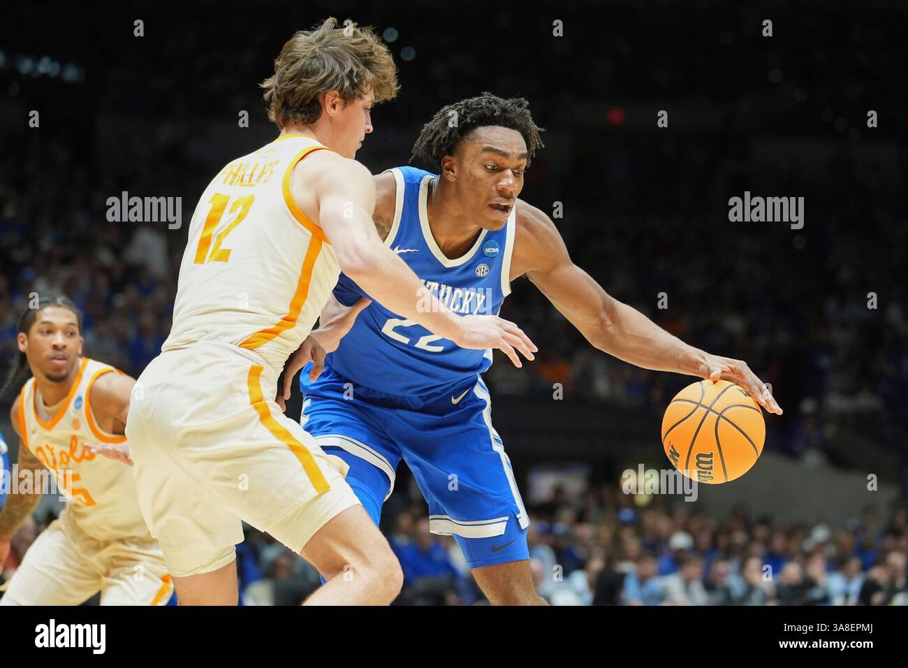 Kentucky's Amari Williams (22) dribbles around Tennessee's Cade ...