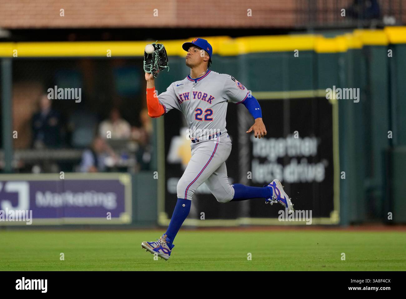 New York Mets right fielder Juan Soto catches a fly ball by Houston ...