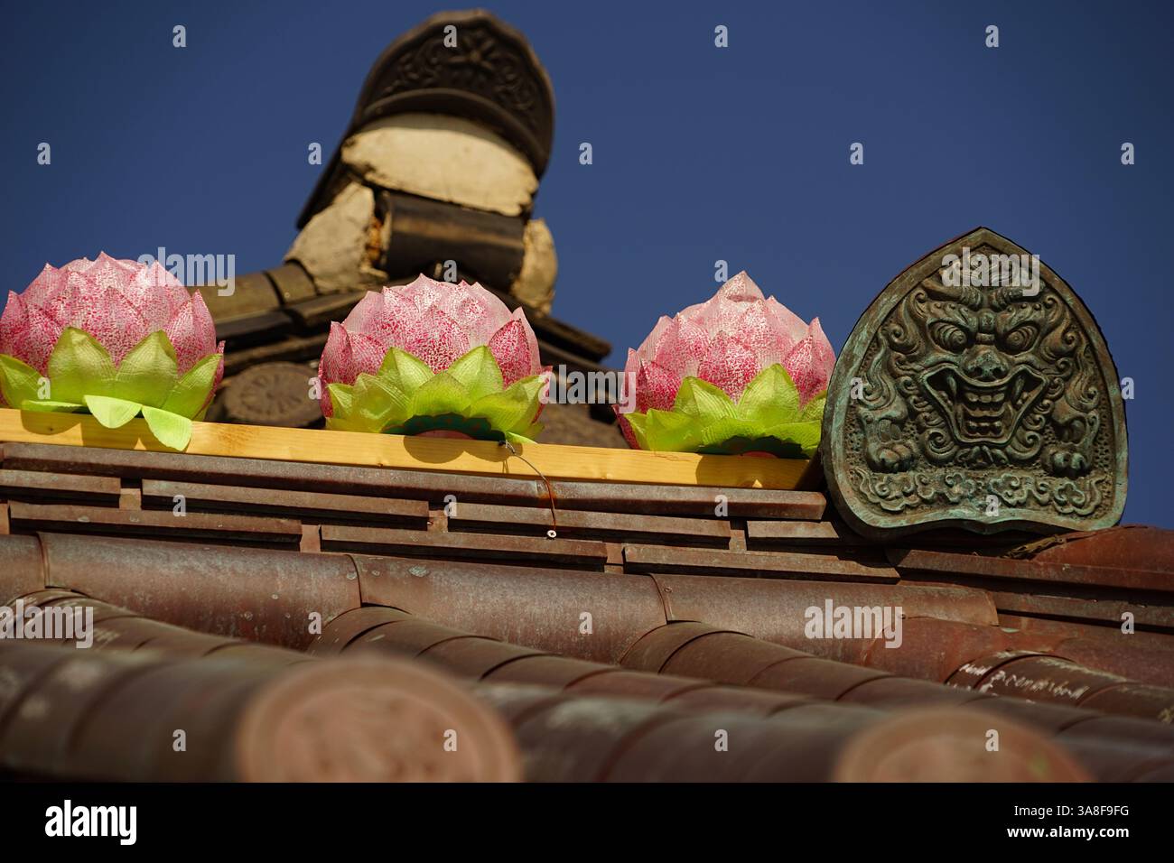 Lotus lanterns decorated on the roof of Korean temples and roof tiles ...