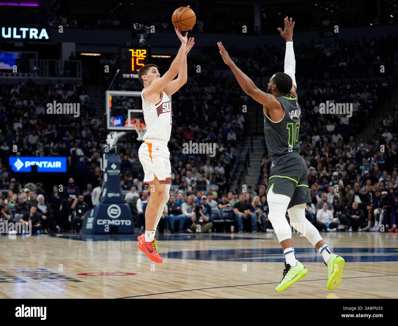 Phoenix Suns guard Collin Gillespie (12) shoots over Minnesota ...