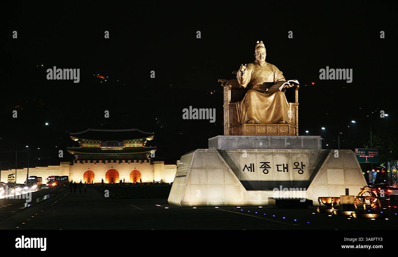 Illuminated statue of King Sejong the Great at Gwanghwamun Square ...