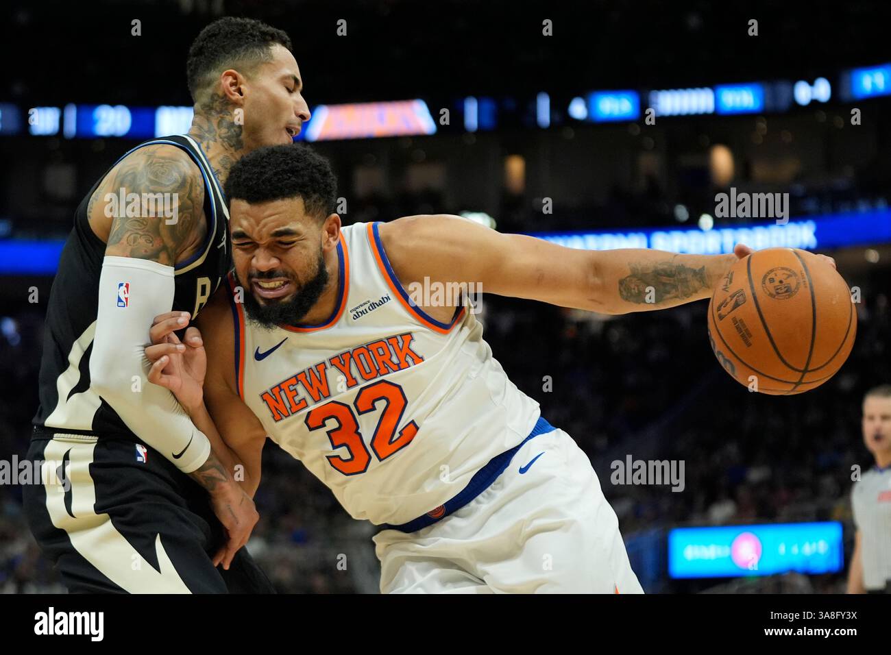 New York Knicks' Karl-Anthony Towns (32) drives to the basket against ...