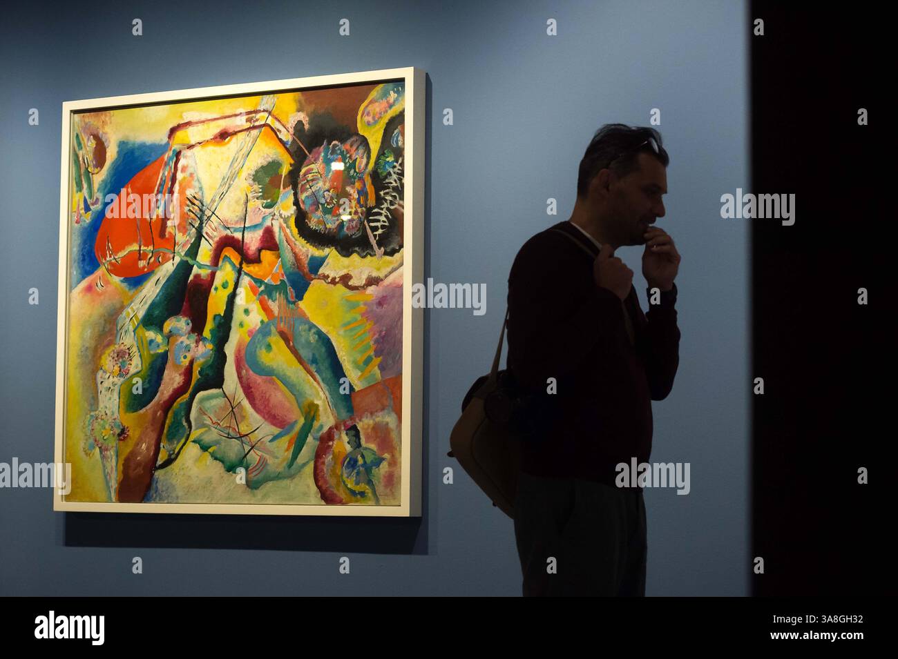 A man looks at the exhibition as a painting title: "Vassily Kandinsky ...