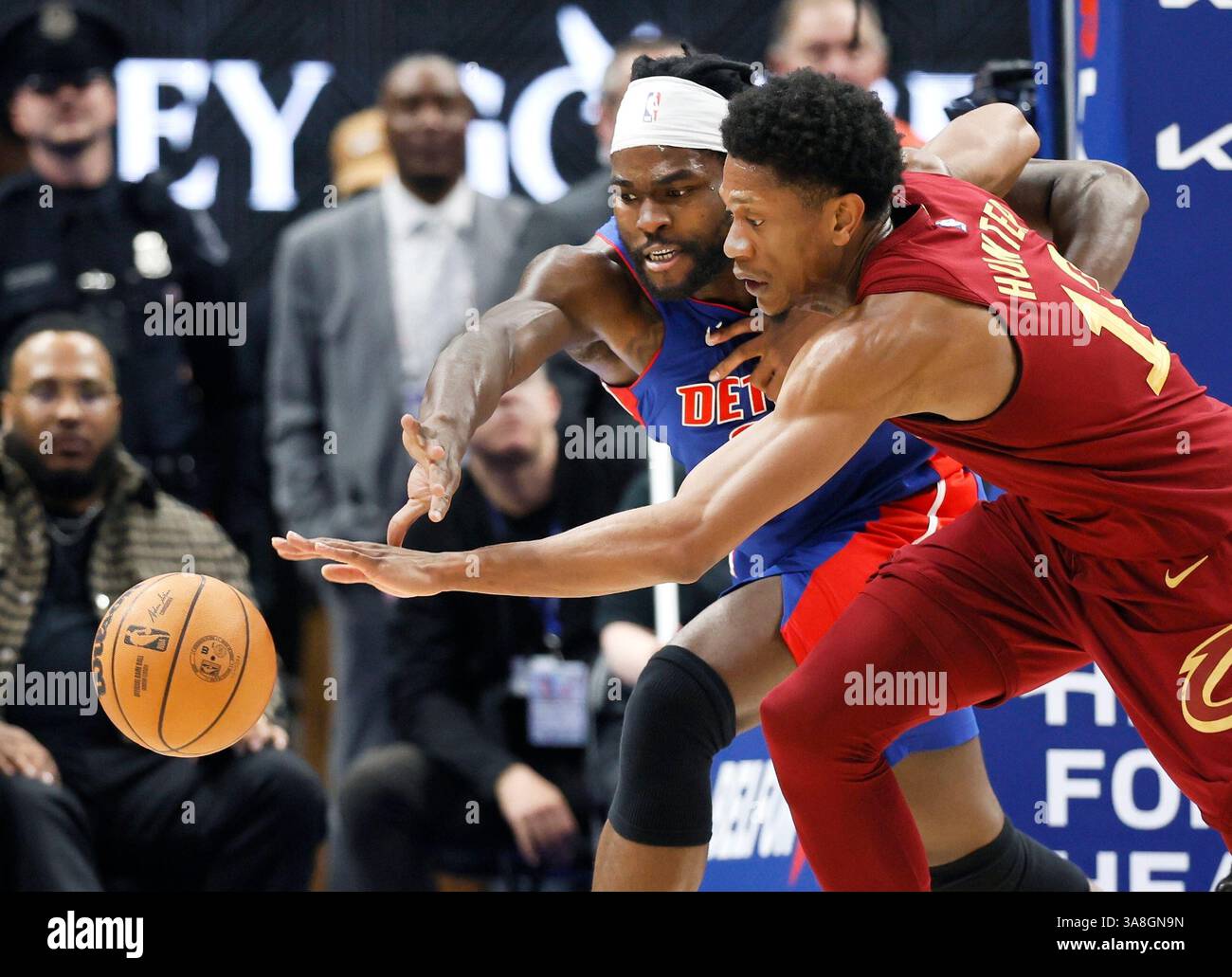 Detroit Pistons center Isaiah Stewart, left, and Cleveland Cavaliers forward De'Andre Hunter ...
