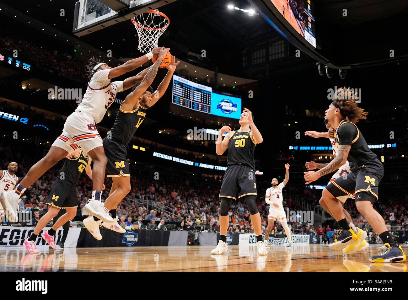 Auburn forward Chaney Johnson (31) and Michigan guard Roddy Gayle Jr ...