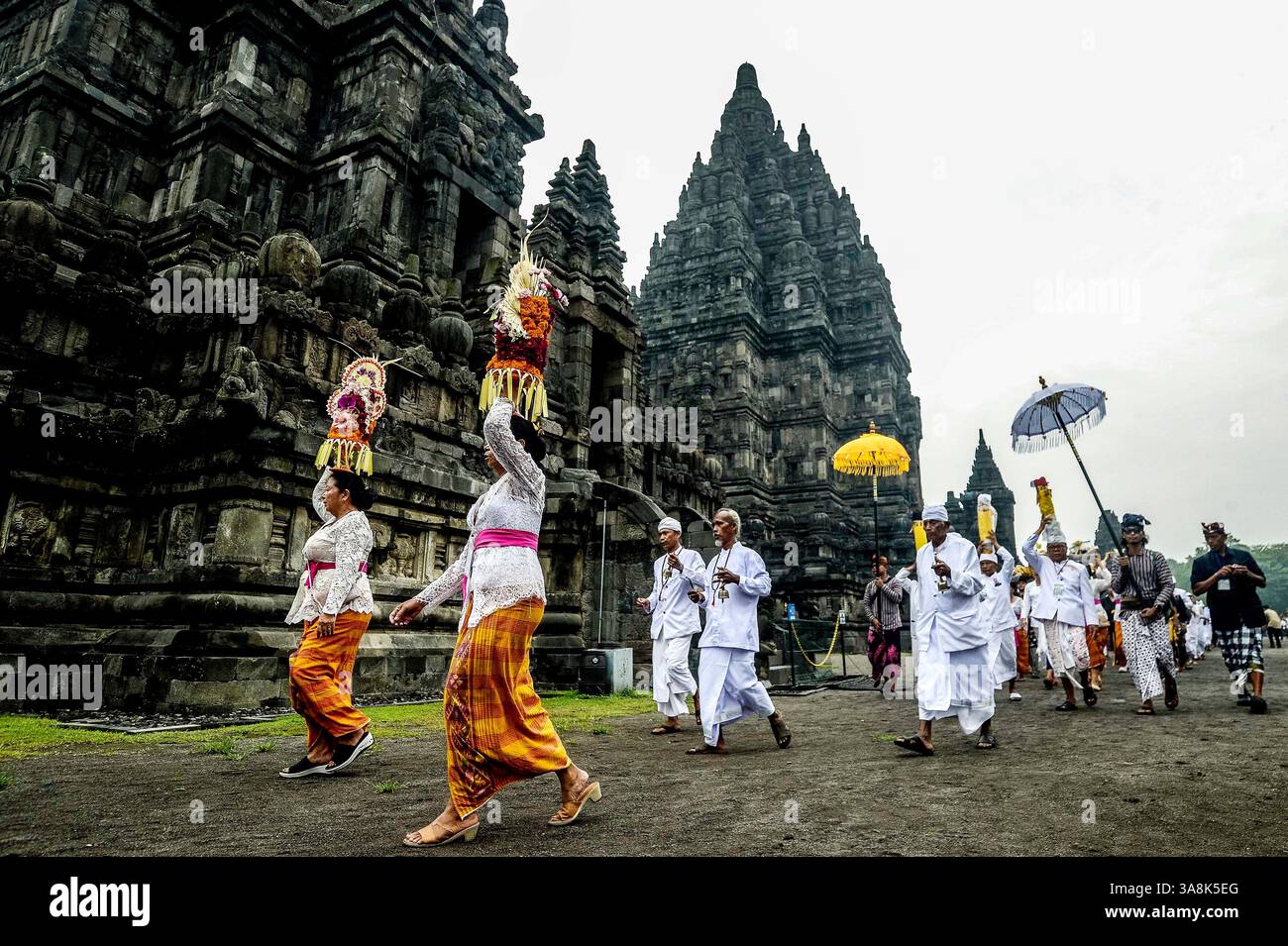 Beijing, Indonesia. 28th Mar, 2025. Indonesian Hindu devotees ...