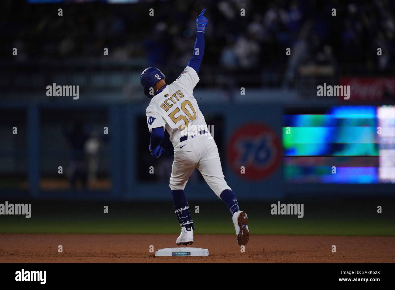 Los Angeles Dodgers shortstop Mookie Betts rounds seance after hitting ...
