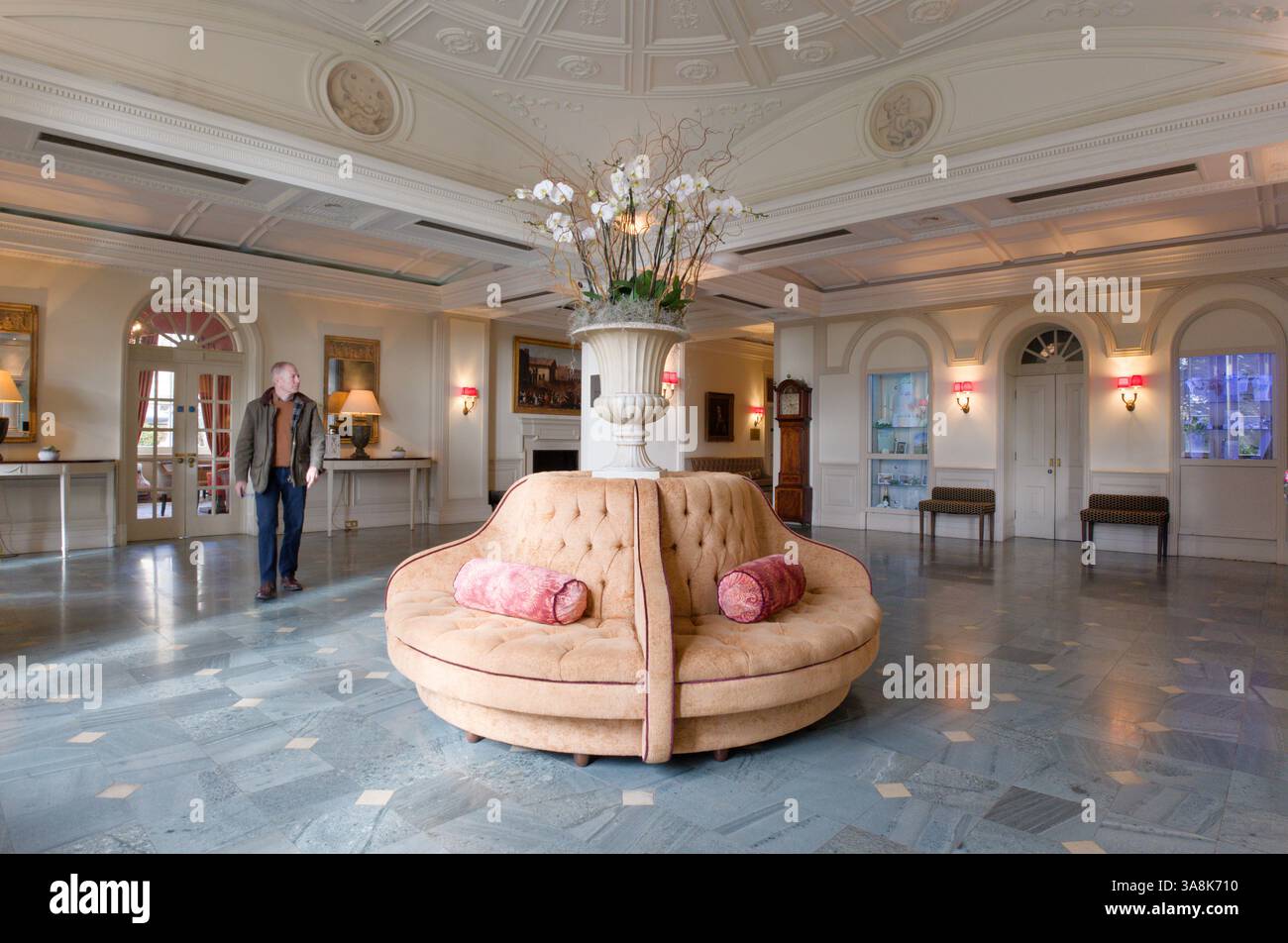 Luxury hotel foyer interior Stock Photo - Alamy