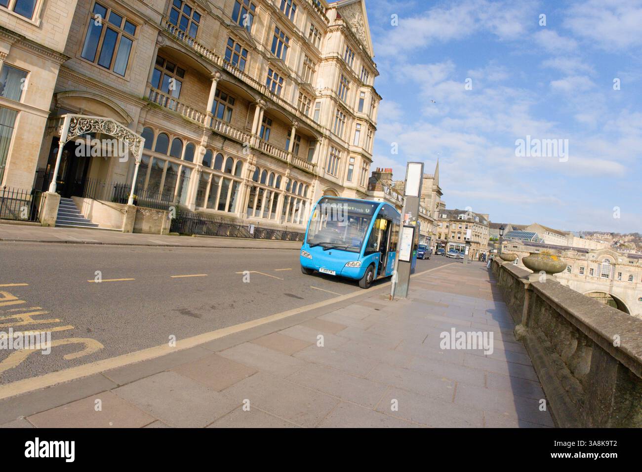 Blue sky buses stone facade hi-res stock photography and images - Alamy