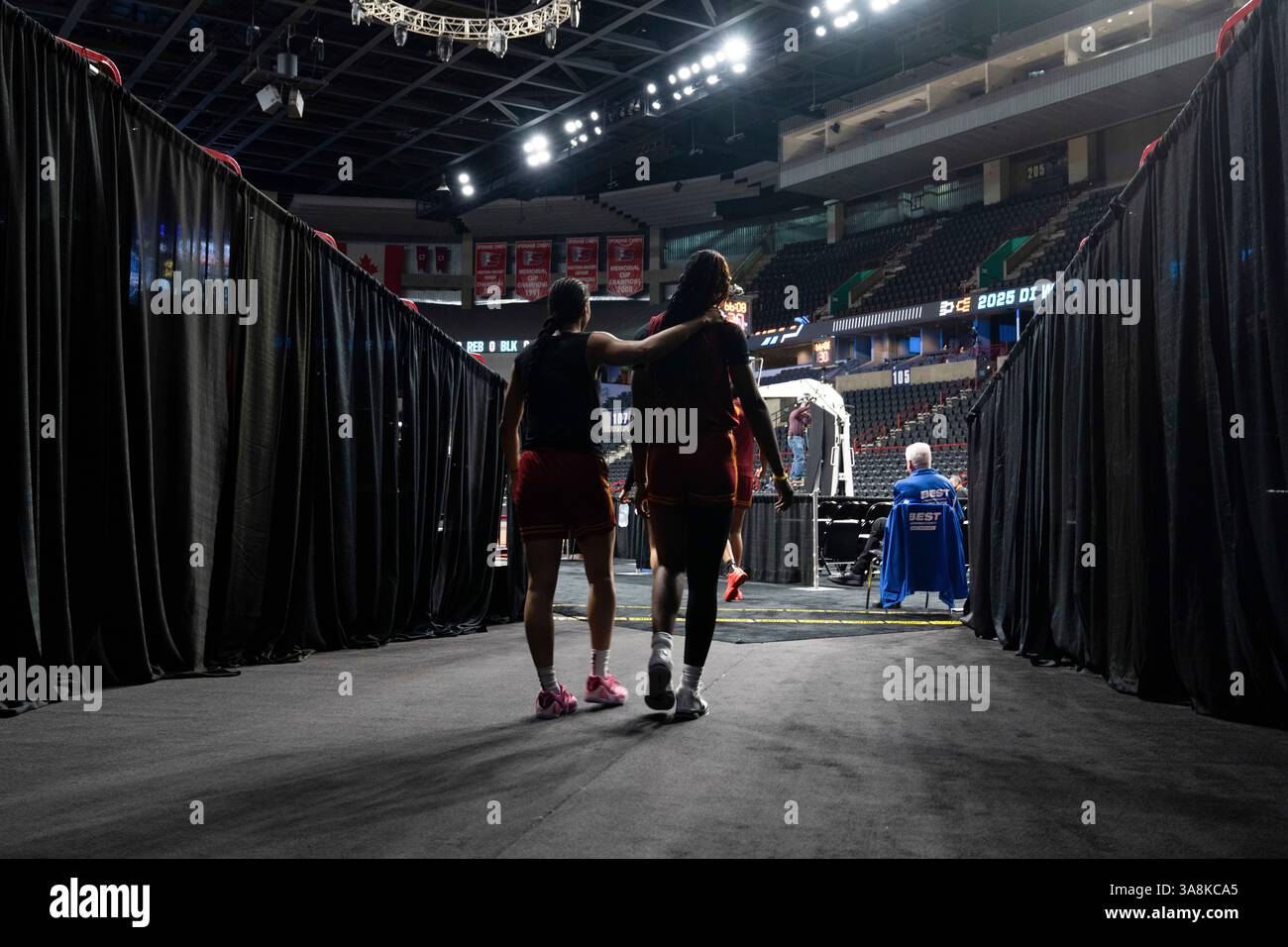 Southern California forward Vivian Iwuchukwu, right, and Dominique ...