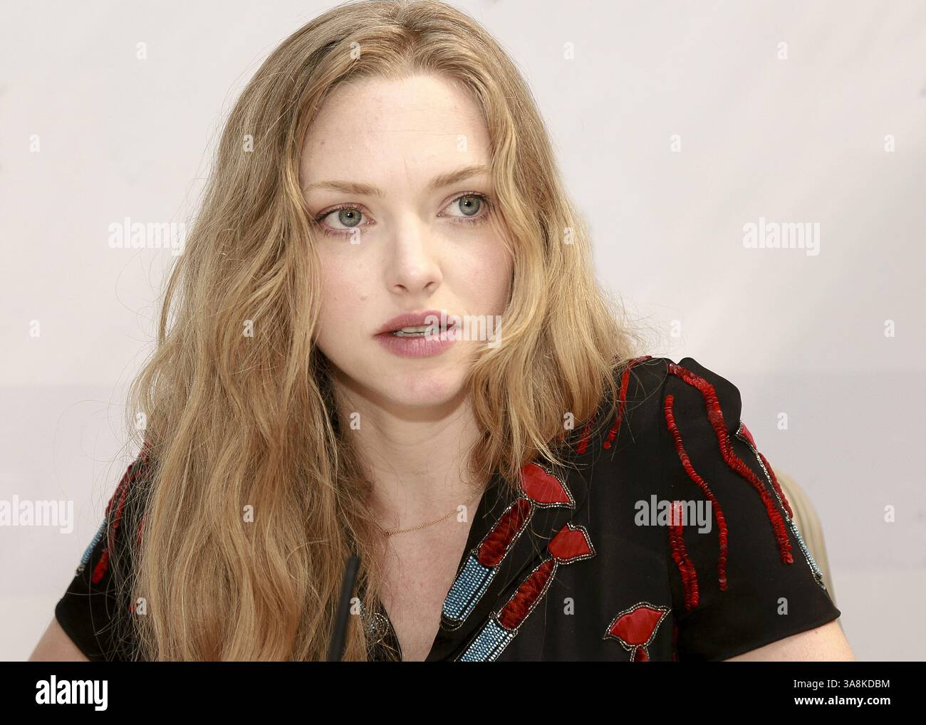 Girls wearing lipstick hi-res stock photography and images - Alamy