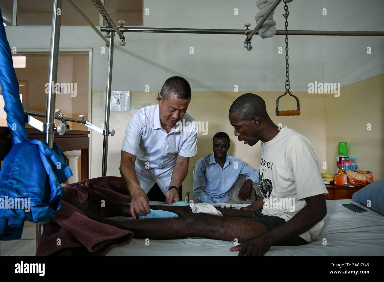 (250329) -- KITWE, March 29, 2025 (Xinhua) -- A Chinese doctor checks ...