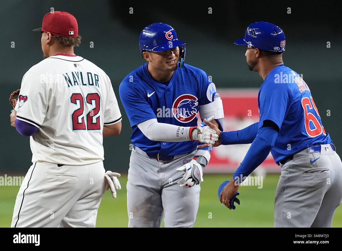 Chicago Cubs' Seiya Suzuki, center, of Japan, shakes hands with Cubs ...