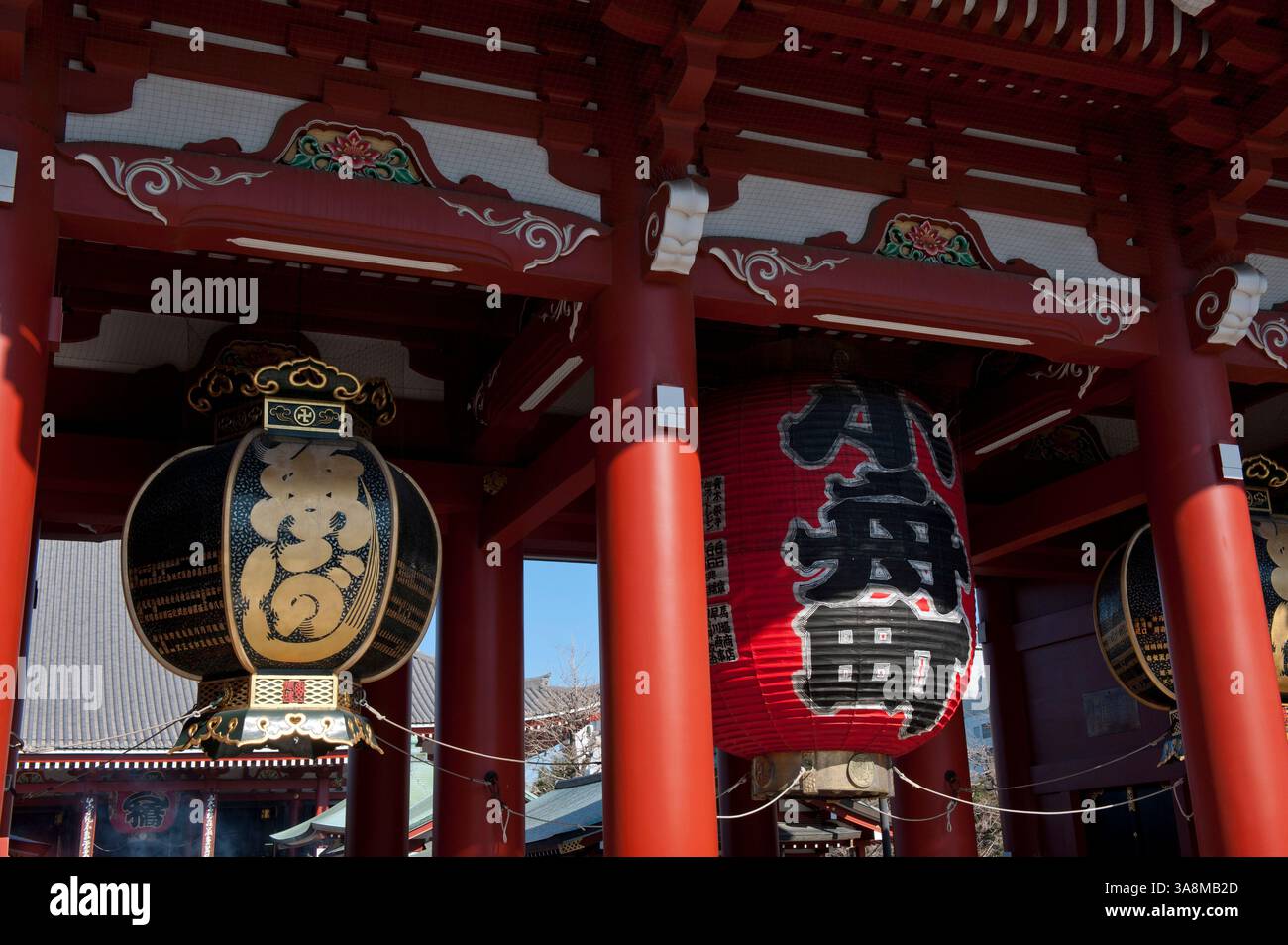 Sensoji is the oldest Buddhist temple in Tokyo. View of the Hozomon ...