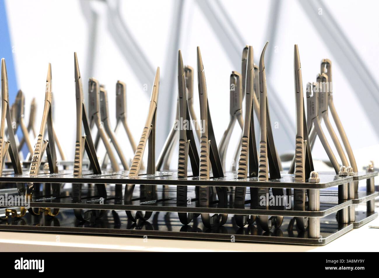 Kieferchirurgisches Werkzeug auf der IDS - Internationale Dental-Show ...