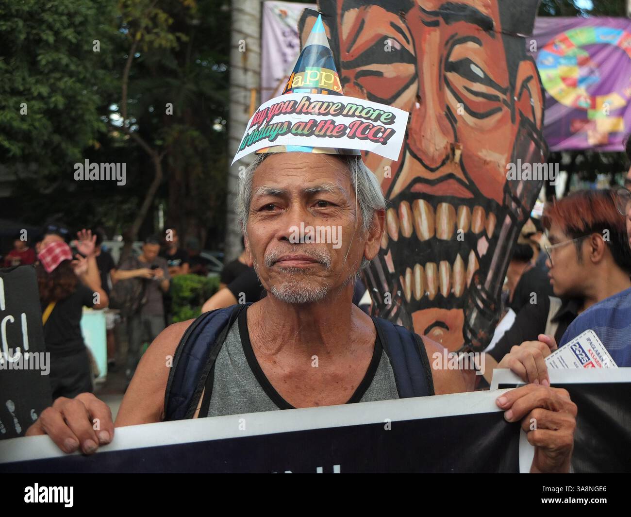 Manila, Philippines. 28th Mar, 2025. A senior citizen protester wearing ...