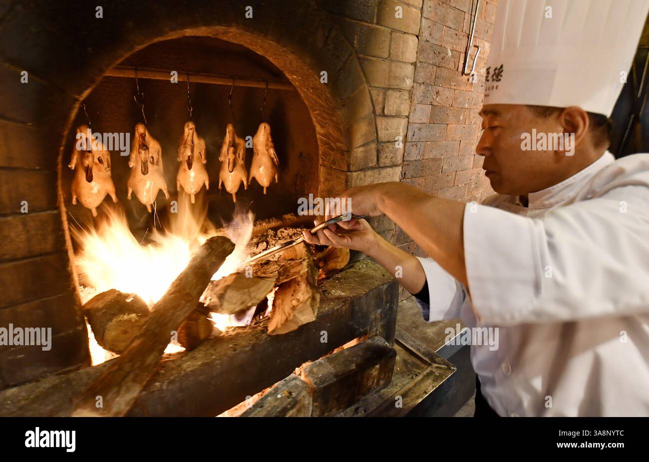 (250329) -- BEIJING, March 29, 2025 (Xinhua) -- Wu Yubo shows the ...