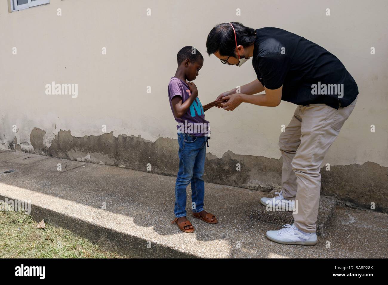 Steven Lo, a Scotish surgeon, examines Rita's injury after the first 3D ...