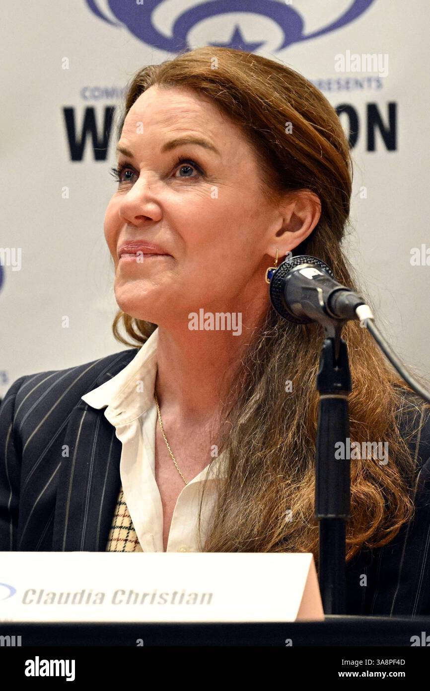 Claudia Christian beim Panel zur Netflix Animationsserie Blood of Zeus ...