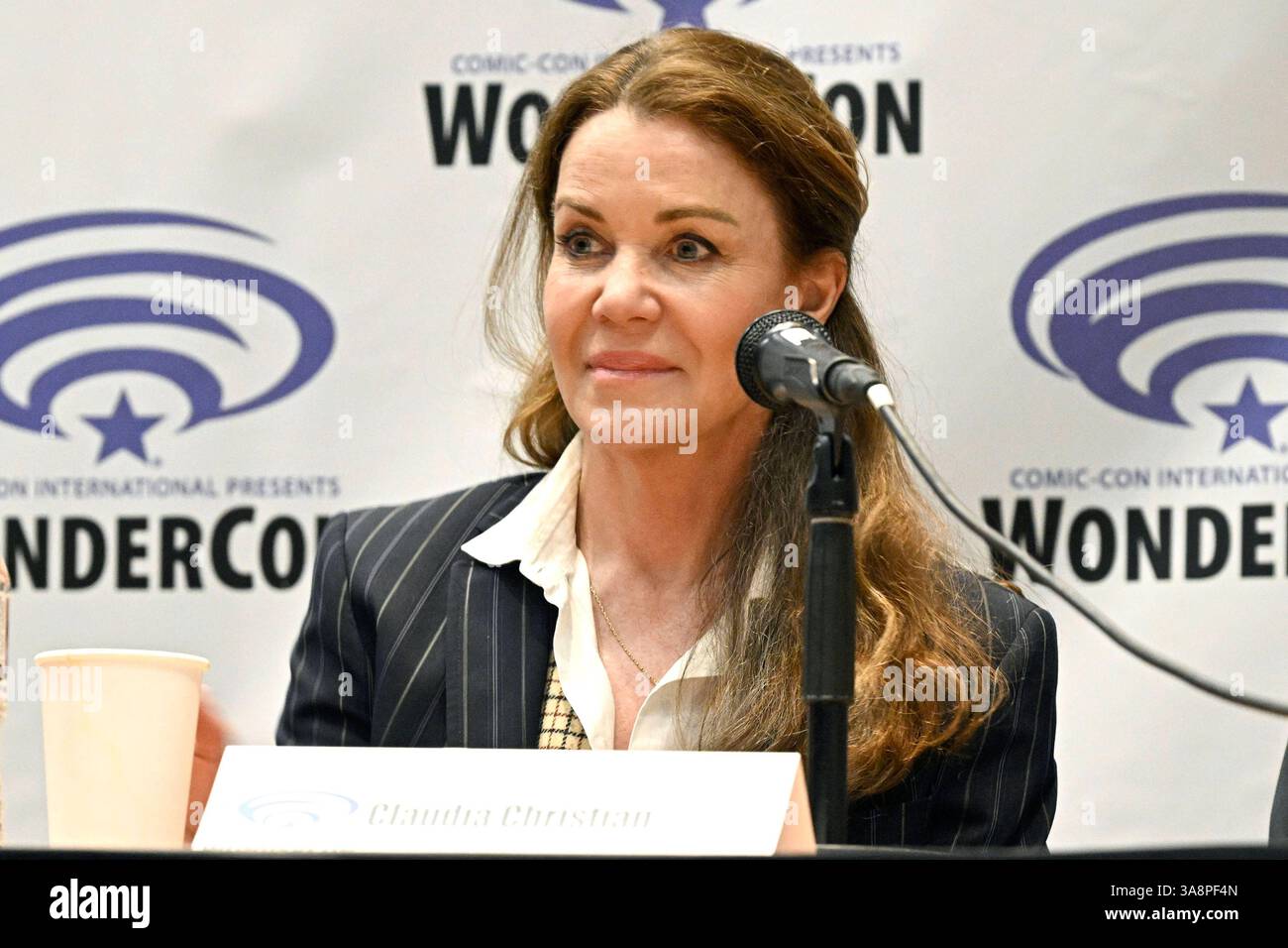 Claudia Christian beim Panel zur Netflix Animationsserie Blood of Zeus ...