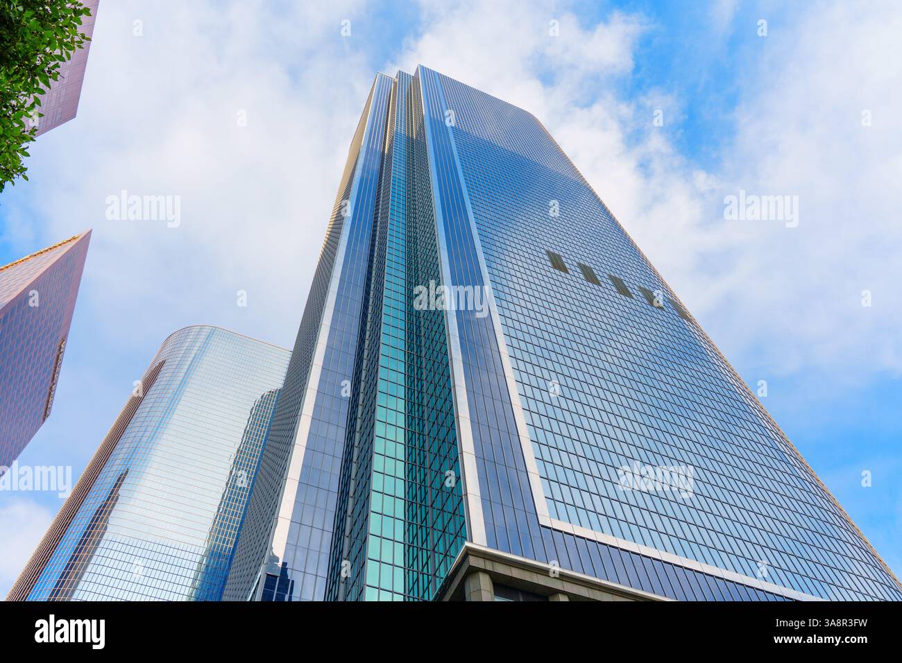 Los angeles skyline towering skyscrapers hi-res stock photography and ...