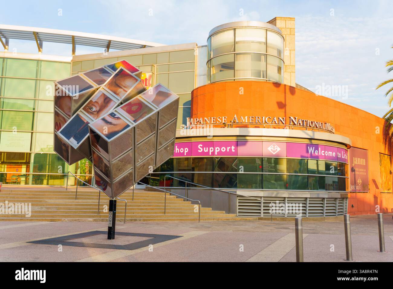 Cube sculpture hi-res stock photography and images - Alamy