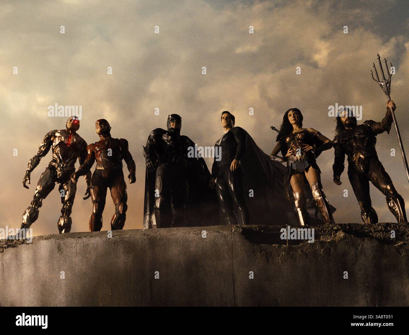 BEN AFFLECK, HENRY CAVILL, JASON MOMOA, GAL GADOT, EZRA MILLER and RAY ...