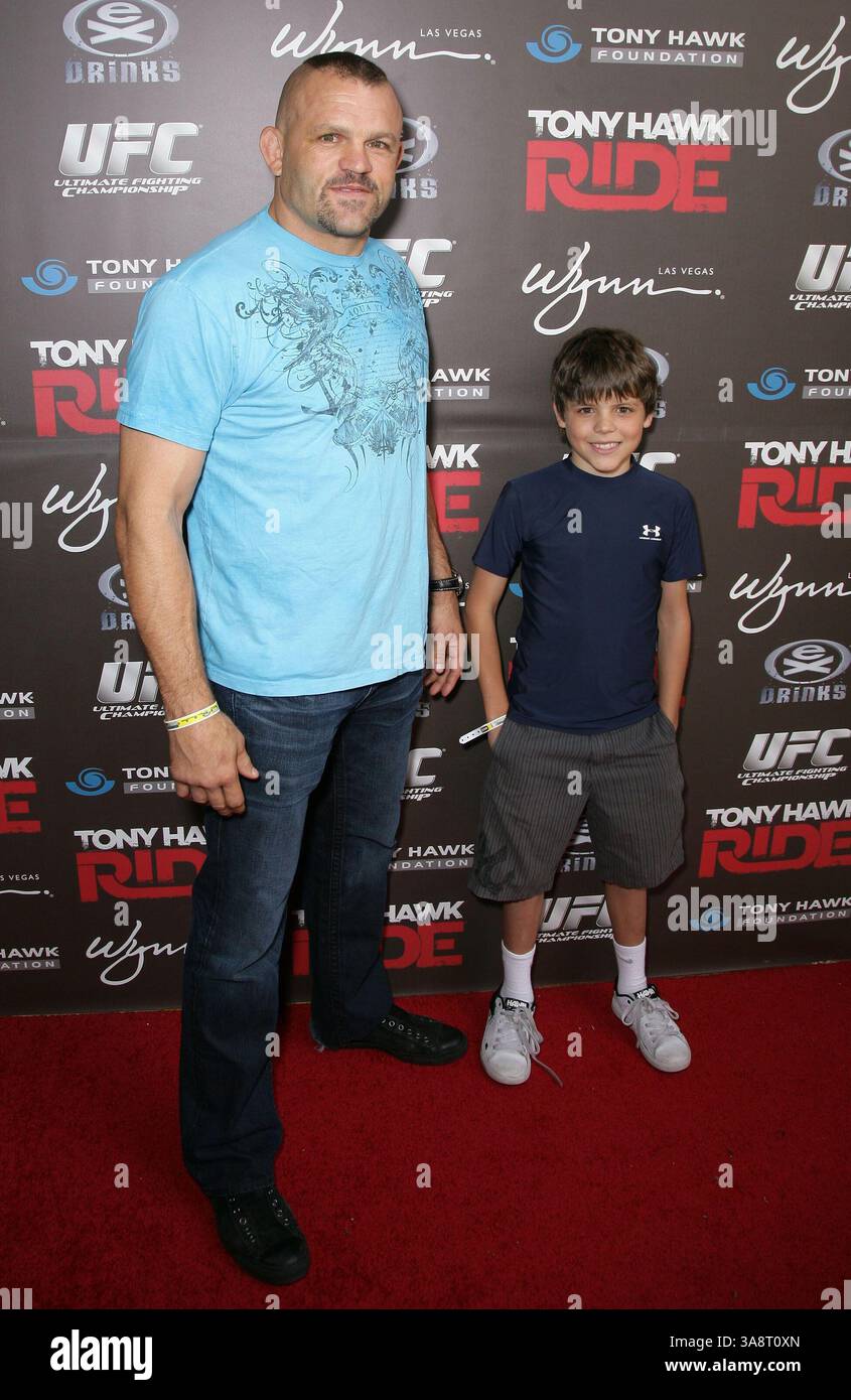 Chuck liddell son tony hawk hi-res stock photography and images - Alamy