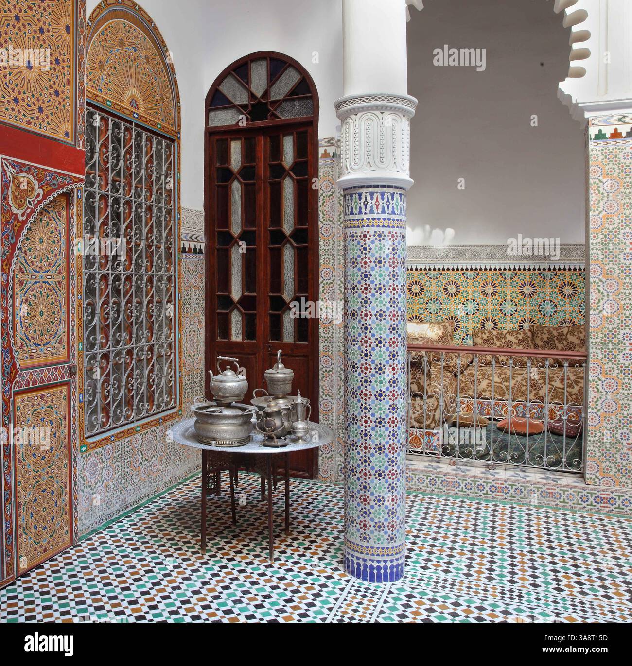 Islamic art for lounge hi-res stock photography and images - Alamy