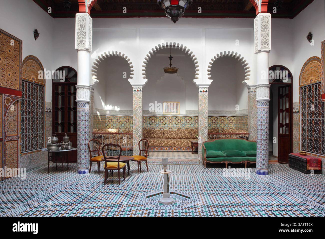 Islamic art for lounge hi-res stock photography and images - Alamy