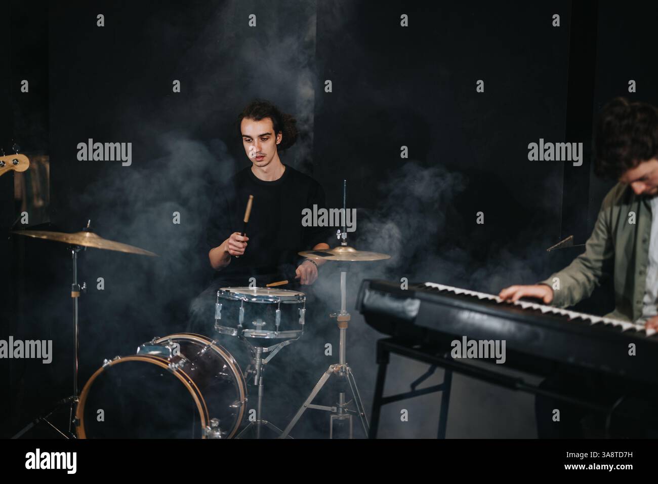 Dark room stage filled smoke hi-res stock photography and images - Alamy