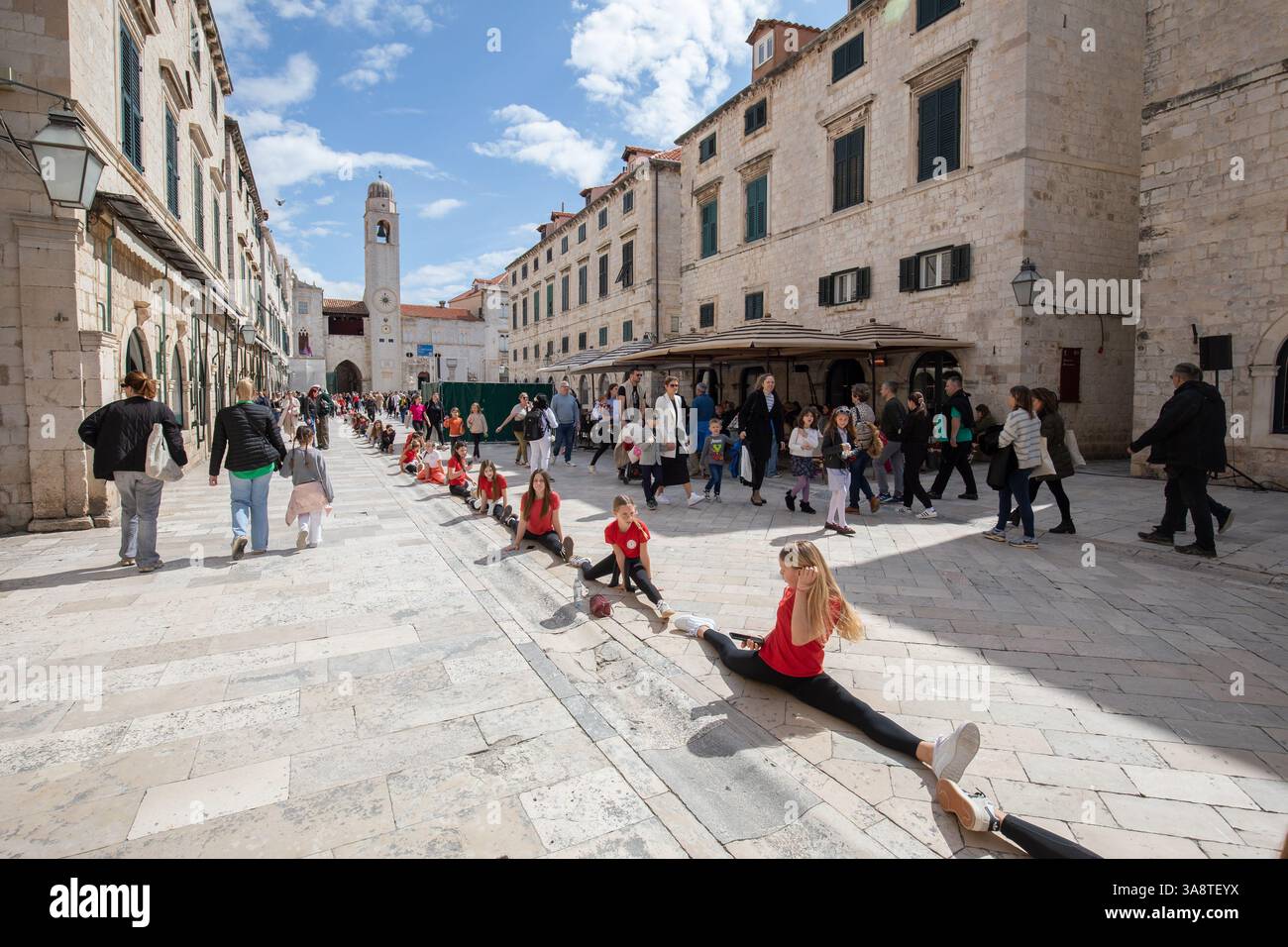 Dubrovnik, Croatia. 29th Mar, 2025. Participants create splits during ...