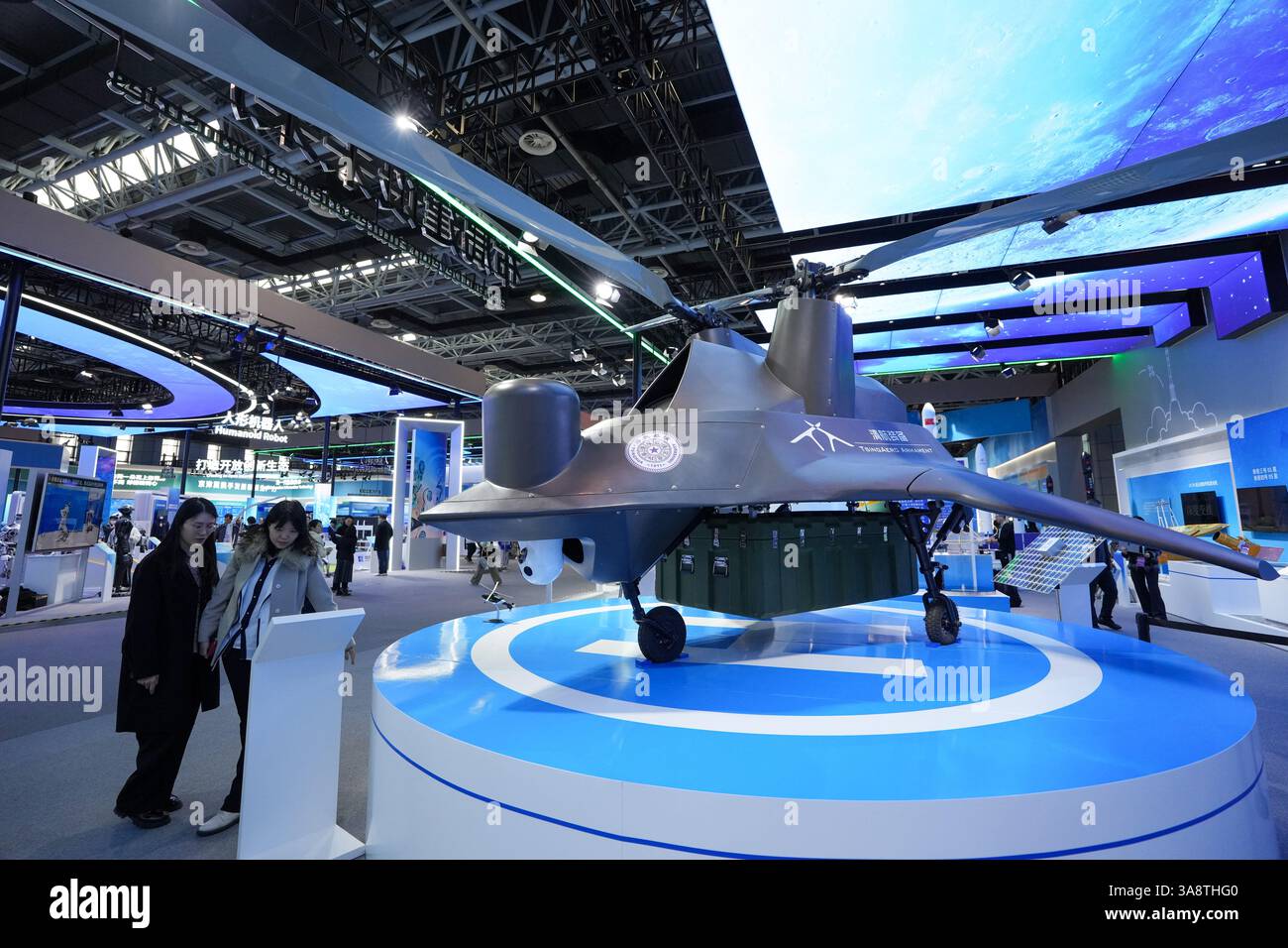 (250329) -- BEIJING, March 29, 2025 (Xinhua) -- Visitors watch an ...