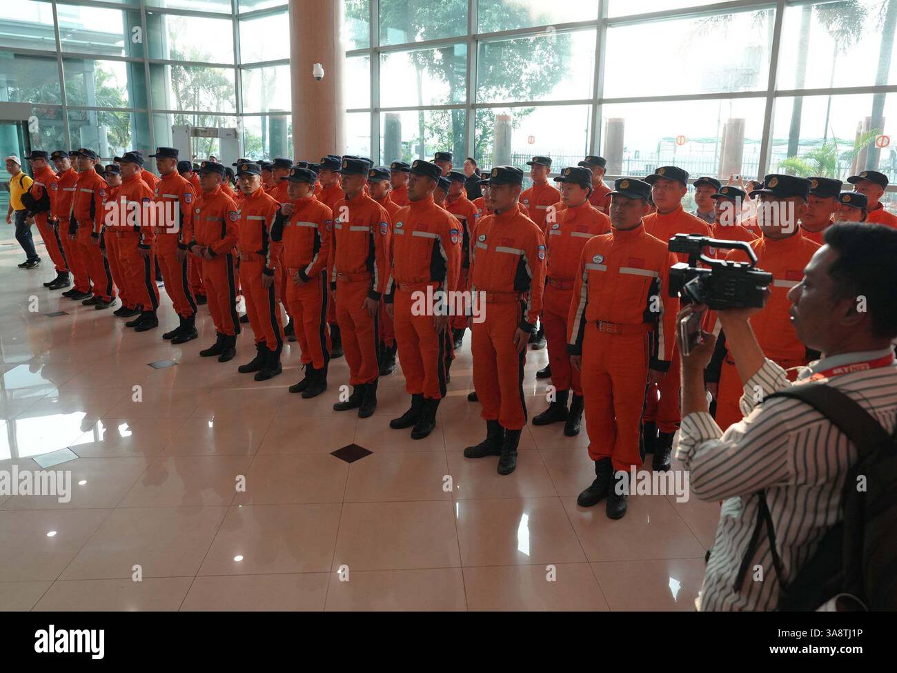 (250329) -- YANGON, March 29, 2025 (Xinhua) -- A Chinese rescue team ...