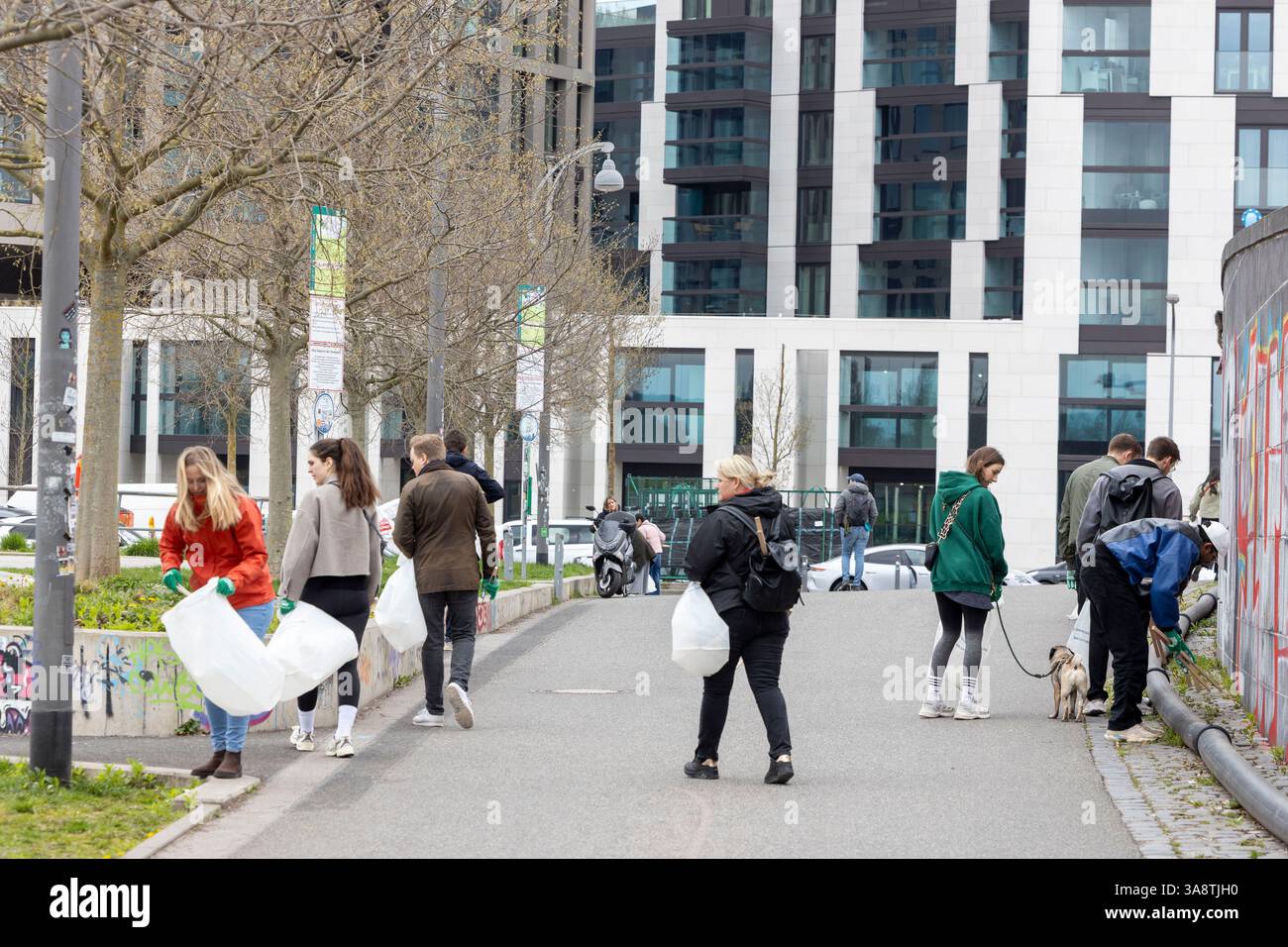 29 March 2025, Hesse, Frankfurt/M.: A few hundred Frankfurters set off ...