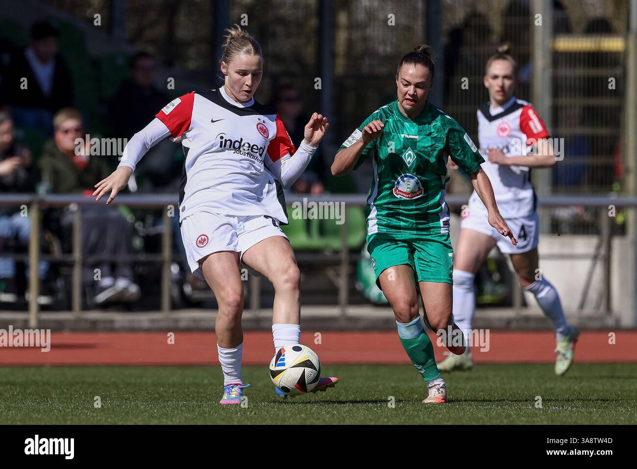 Bremen, Deutschland. 29th Mar, 2025. v.li.: Jella Veit (Eintracht ...