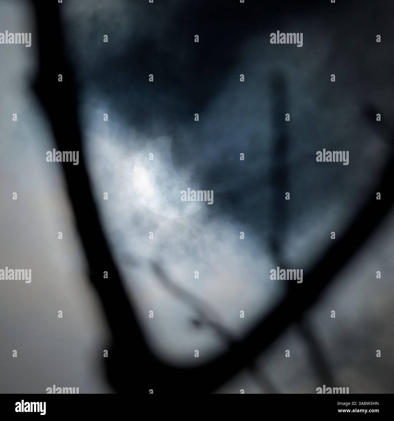 Partial eclipse sun uk 2025 hi-res stock photography and images - Alamy