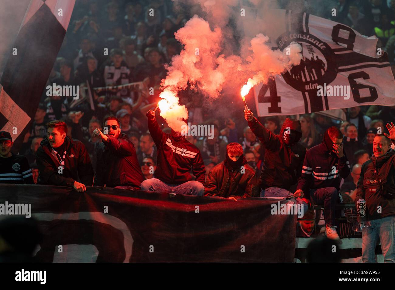 Zuschauer und Fans von Ulm, Pyro, Bengal, GER, SSV Ulm 1846 Fussball vs ...