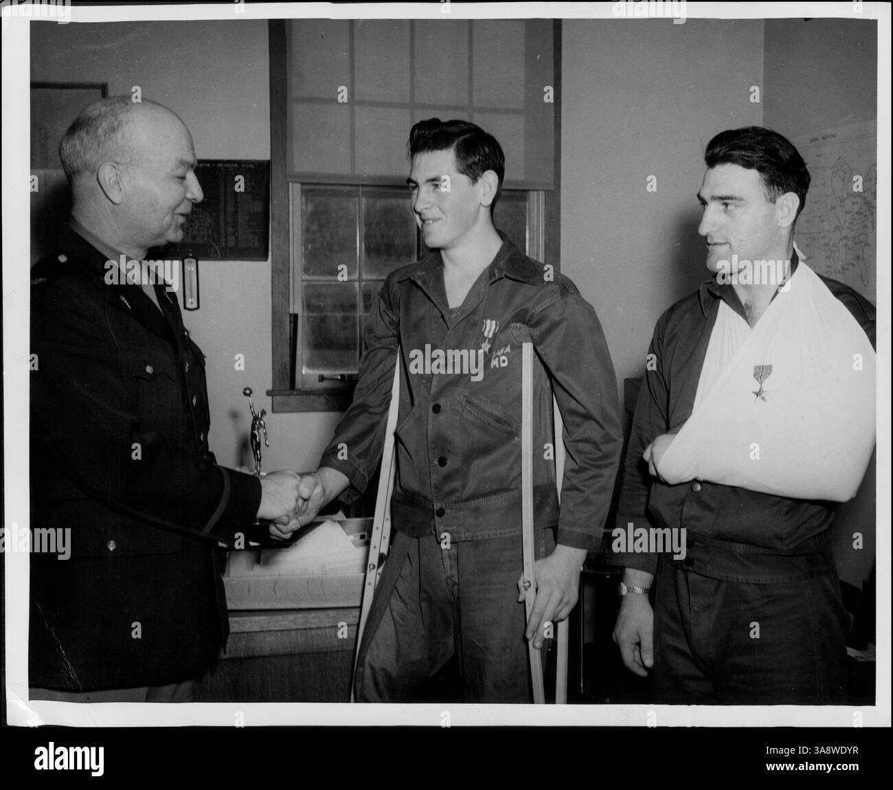 Colonel Hardaway of Bushnell General Hospital presents a Silver Star to ...