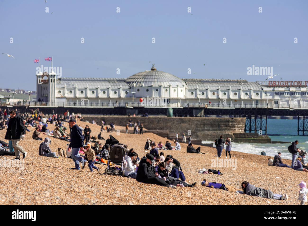 Brighton, March 29th 2025: Crowds enjoying the beautiful spring weather ...