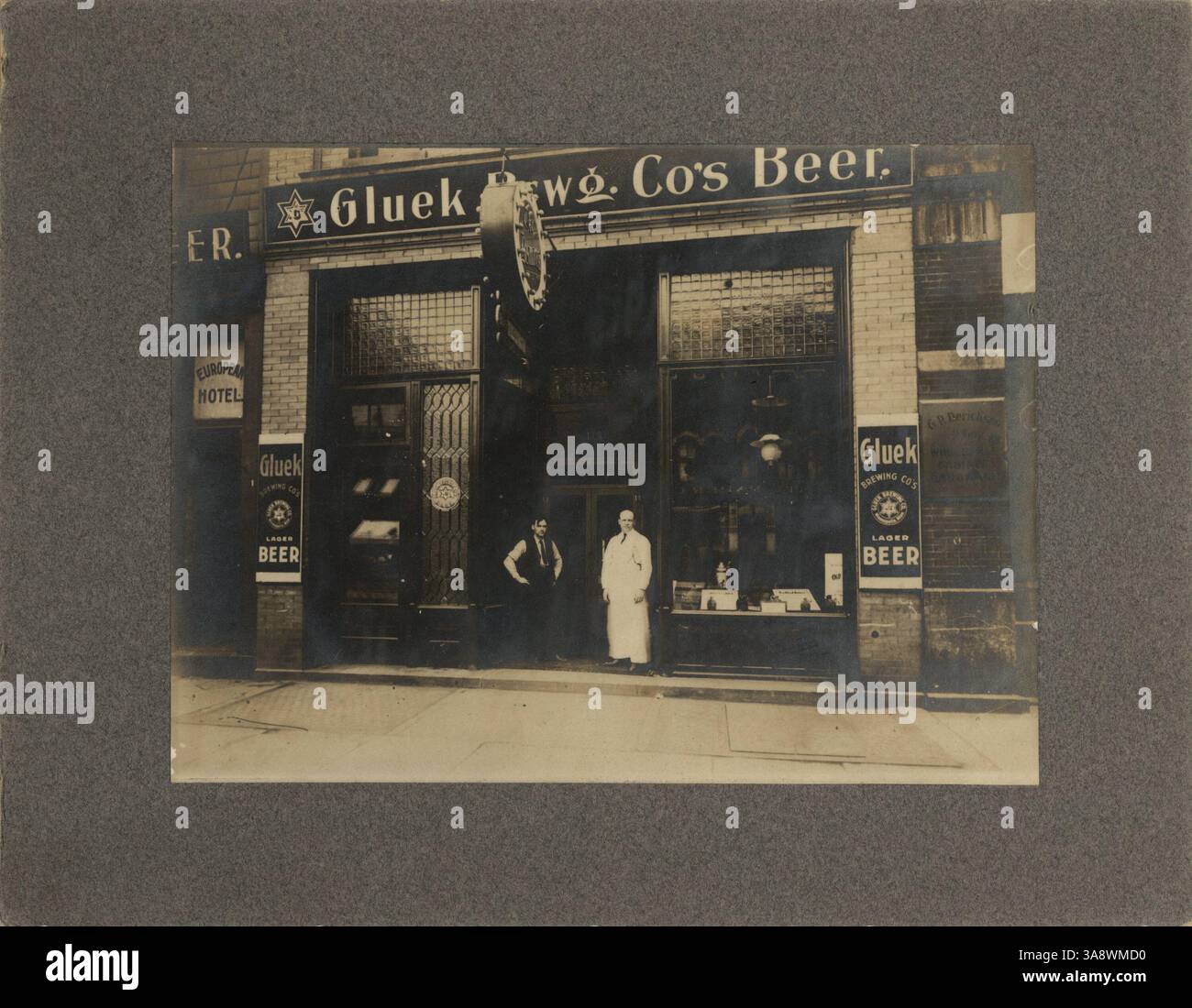 Featuring signs advertising gluek beer hi-res stock photography and ...