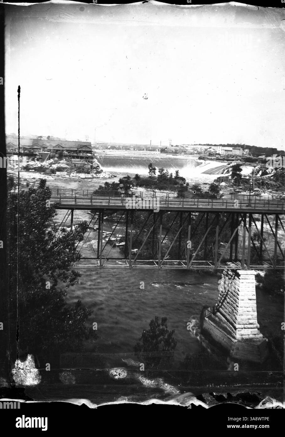 A view looking upriver at St. Anthony Falls and the 10th Avenue Bridge ...