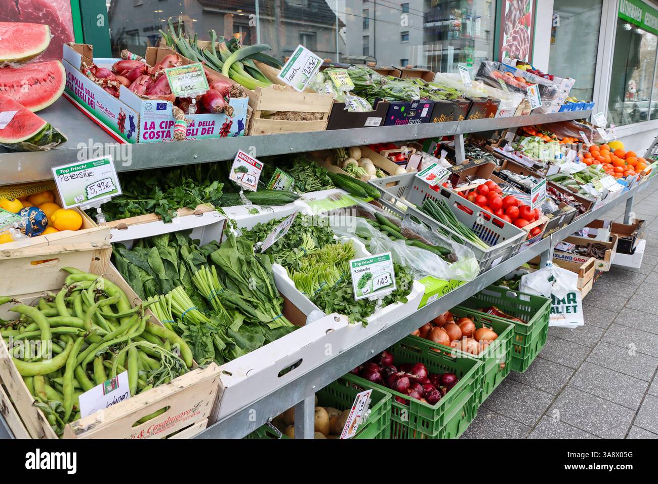 Shopkeeper fruit shop outdoor hi-res stock photography and images - Alamy