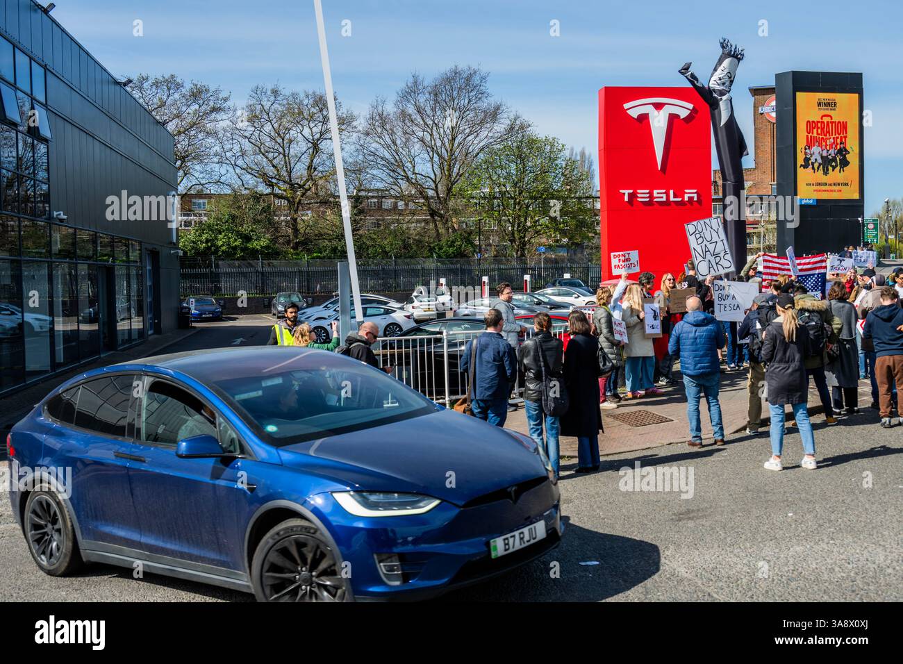 London, UK. 29th Mar, 2025. An inflatable Elon Musk repeats his 'Nazi ...