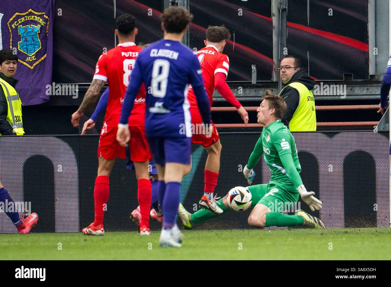 Cottbus, Germany. 29th Mar, 2025. Soccer: 3rd division, Energie Cottbus ...