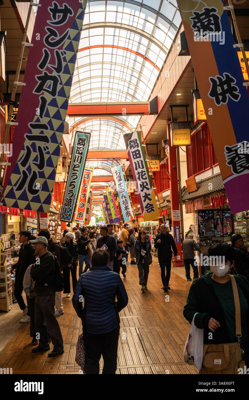 Crowded street in historic japanese hi-res stock photography and images ...