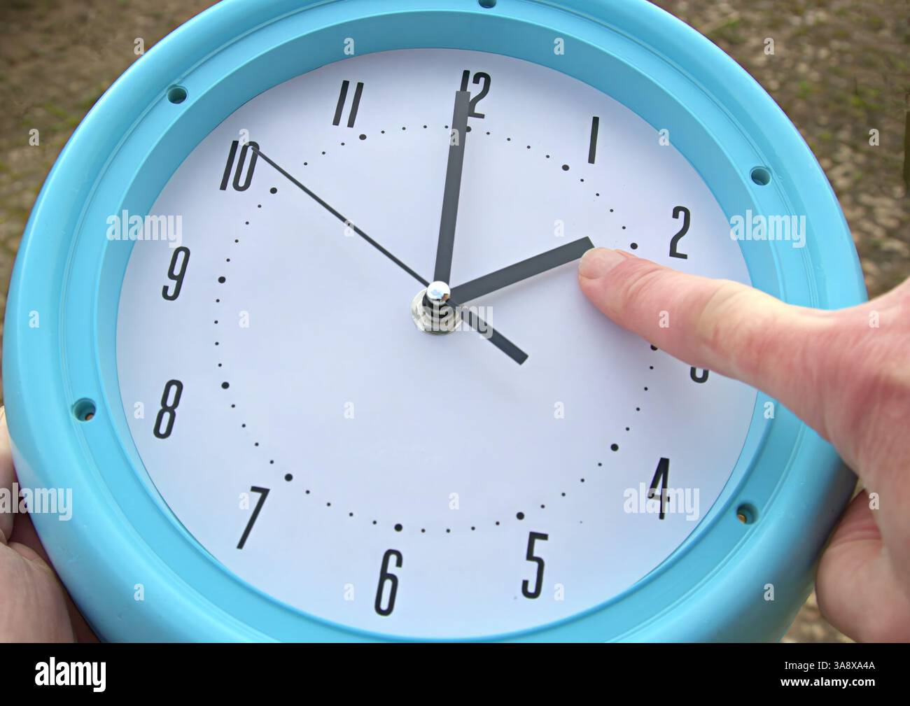 Move hands on clock hi-res stock photography and images - Alamy